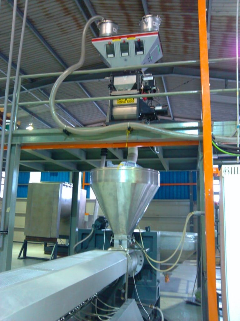 Línea de moldeo rotacional de 1000kg/h en el Reino Unido - USEON